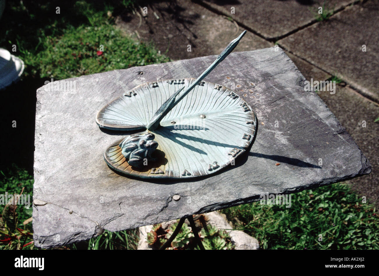 Sundial shadow hi-res stock photography and images - Alamy