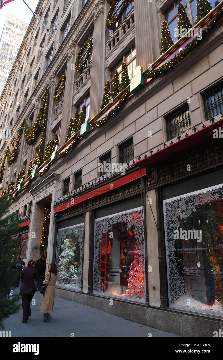 NY 5 Fifth Avenue shops store fronts pavement vertical Stock Photo - Alamy