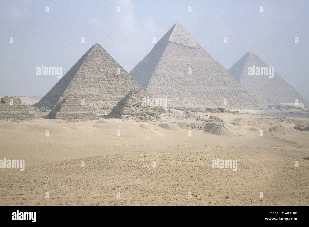 Egyptian pyramids hi-res stock photography and images - Alamy