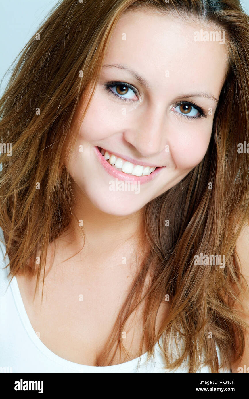 Portrait of a young woman smiling Stock Photo - Alamy