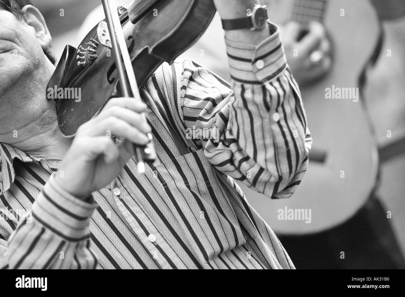 Man with fiddle hi-res stock photography and images - Alamy