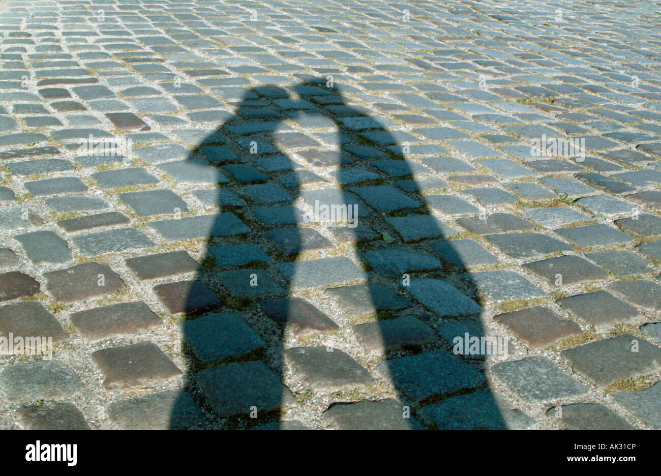 Shadows two people kissing hi-res stock photography and images - Alamy