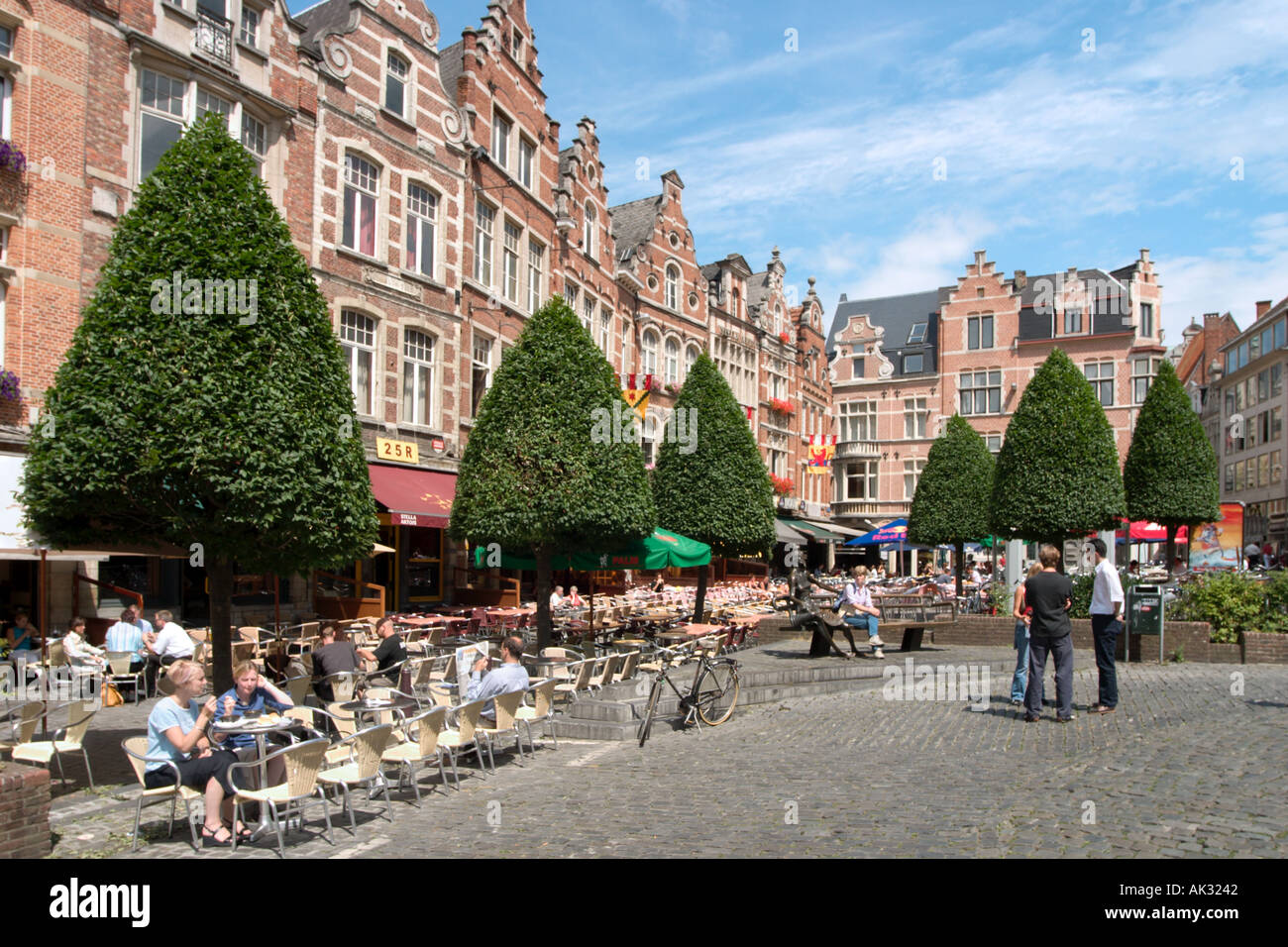 Pavement cafes in Oude Markt, Leuven, Belgium Stock Photo - Alamy