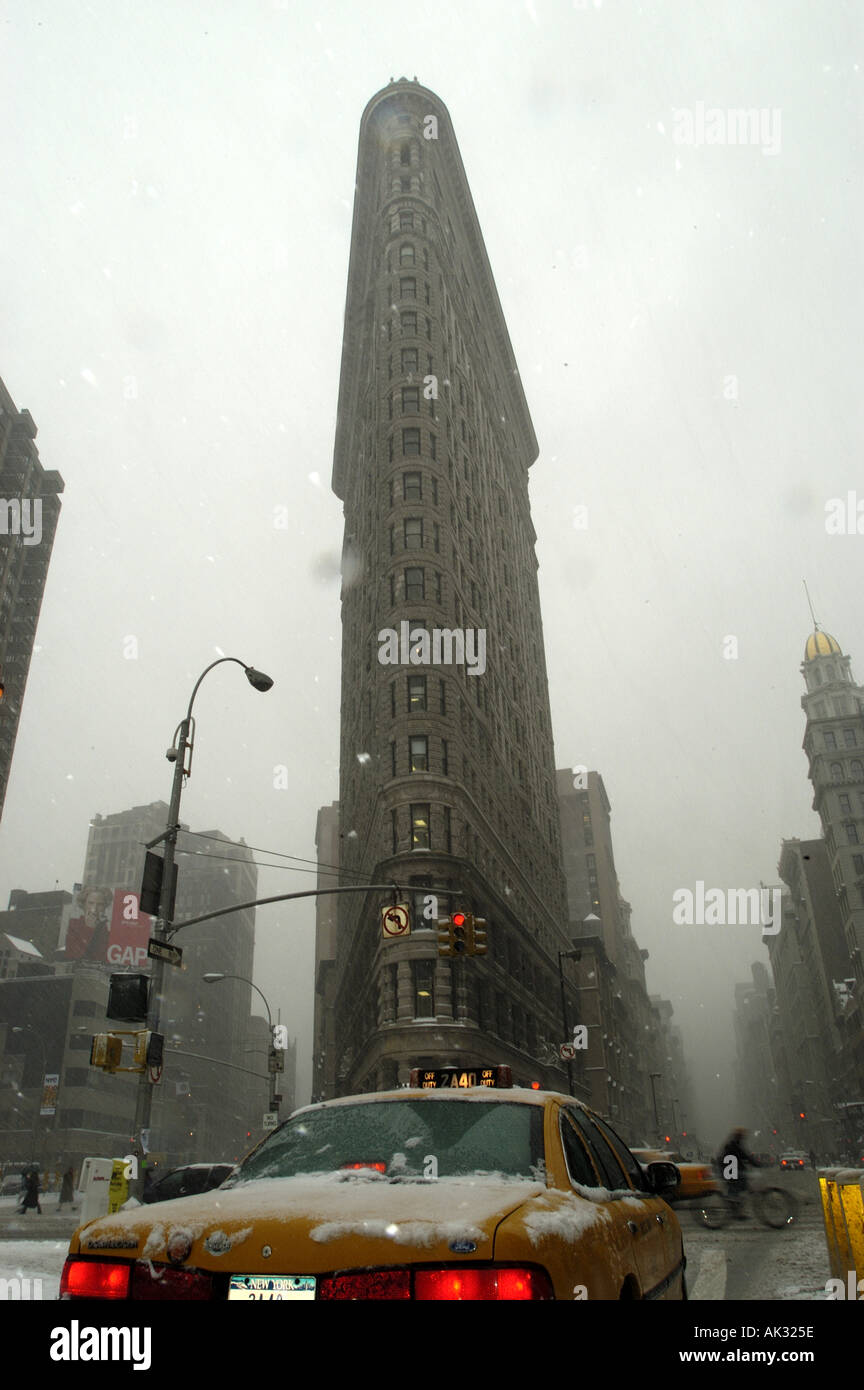 New York's Flatiron building during the Winter 03 snow storm Stock ...