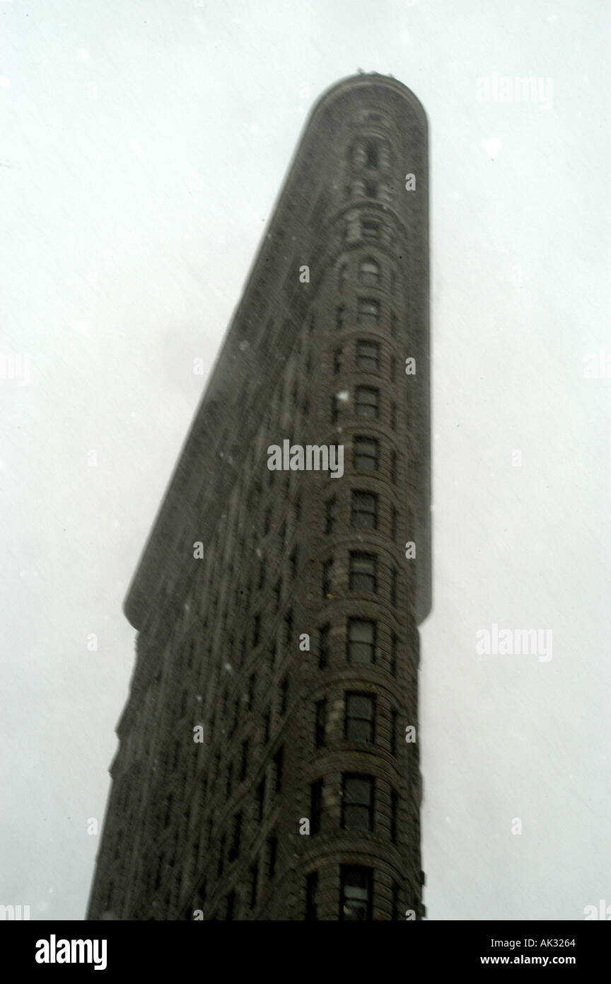 New York's Flatiron building during the Winter 03 snow storm Stock ...