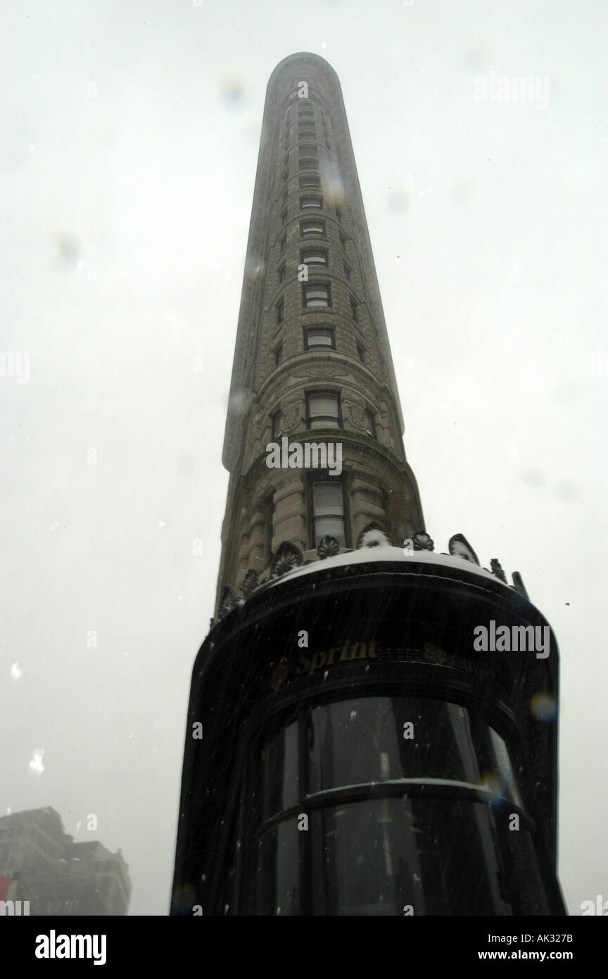 New York's Flatiron building during the Winter 03 snow storm Stock ...