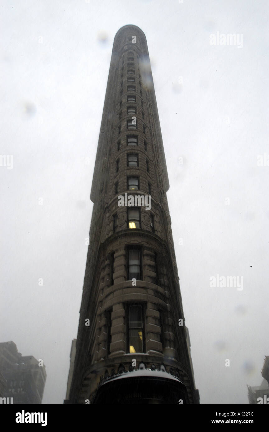 New York's Flatiron building during the Winter 03 snow storm Stock ...