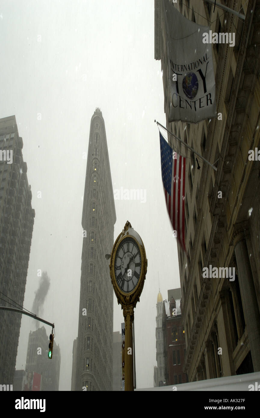 New York's Flatiron building during the Winter 03 snow storm Stock ...
