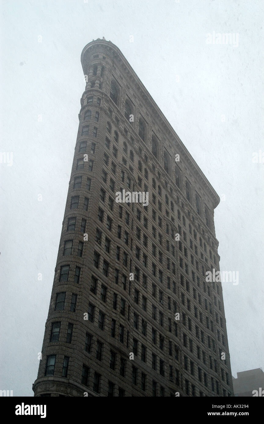 New York's Flatiron building during the Winter 03 snow storm Stock ...