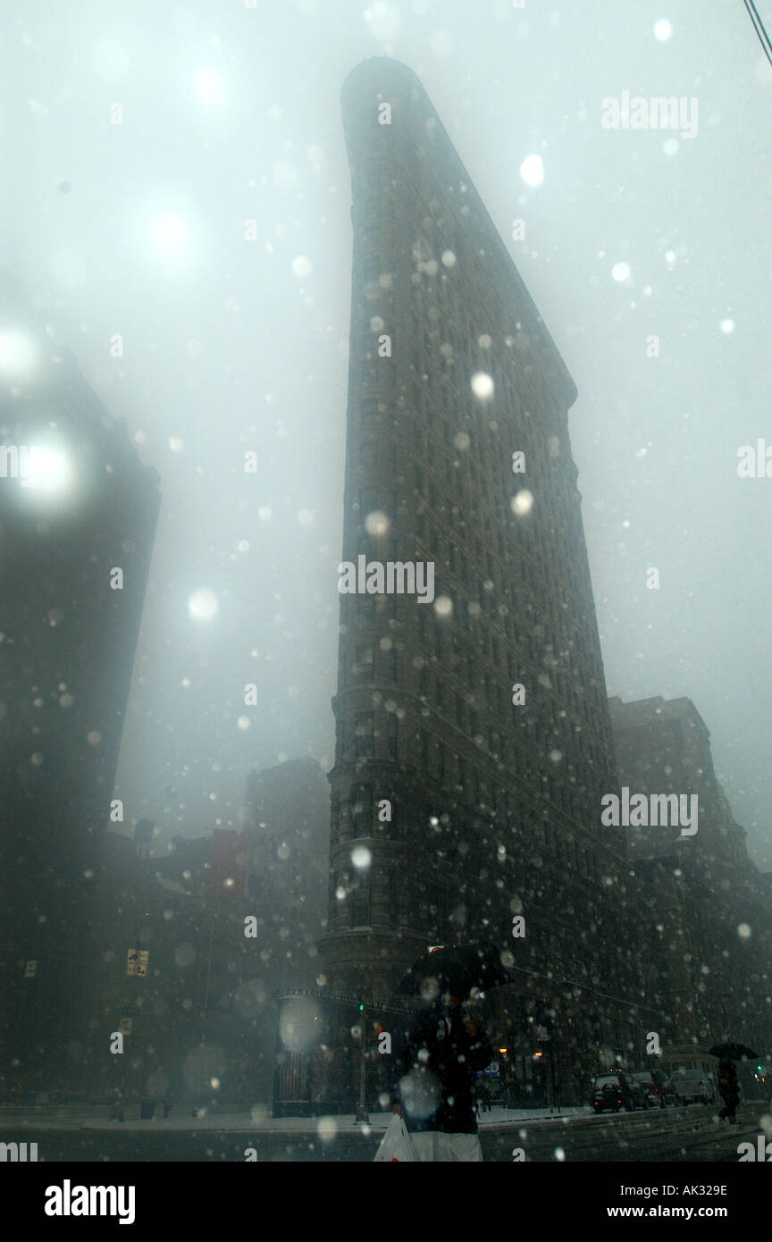 New York's Flatiron building during the Winter 03 snow storm Stock ...