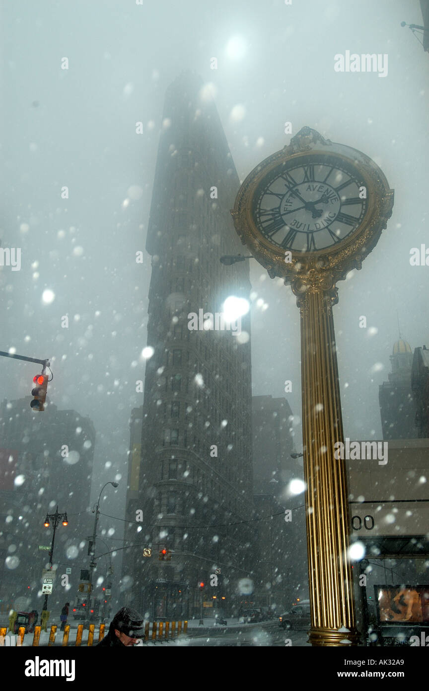 New York's Flatiron building during the Winter 03 snow storm Stock ...