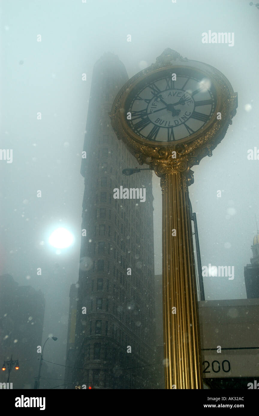 New York's Flatiron building during the Winter 03 snow storm Stock ...