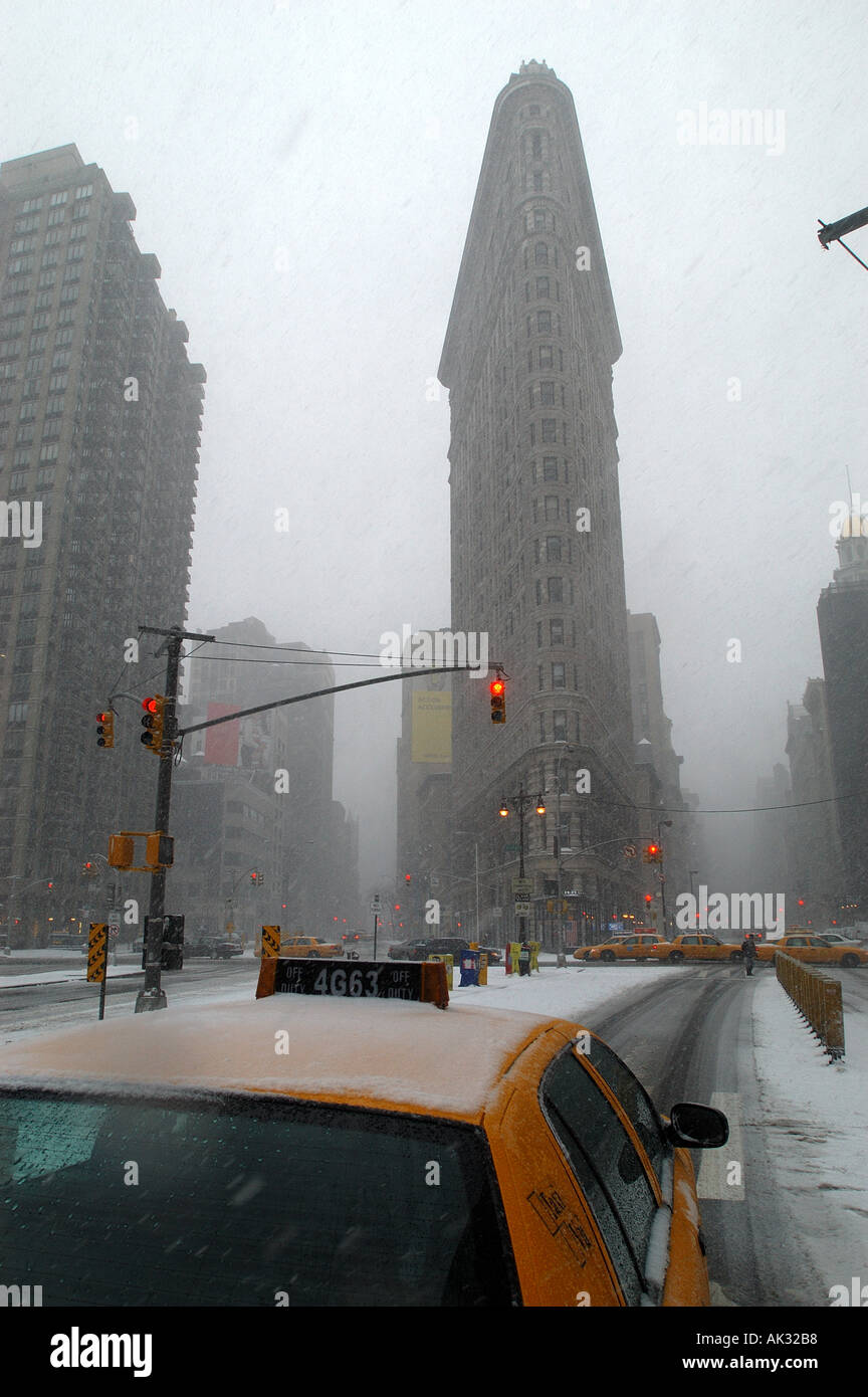 New York's Flatiron building during the Winter 03 snow storm Stock ...
