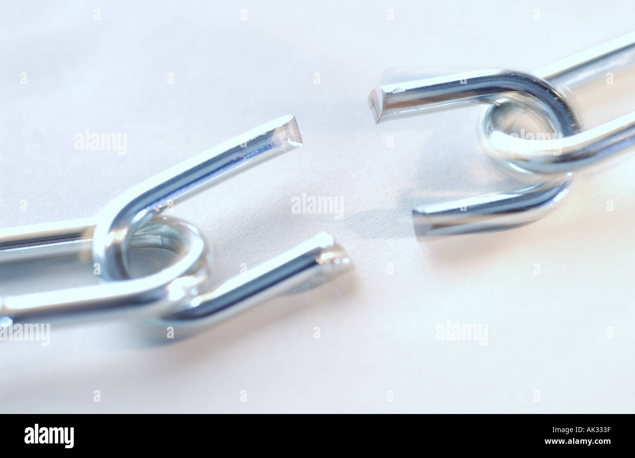 Broken link in stainless steel chain 2 Stock Photo - Alamy