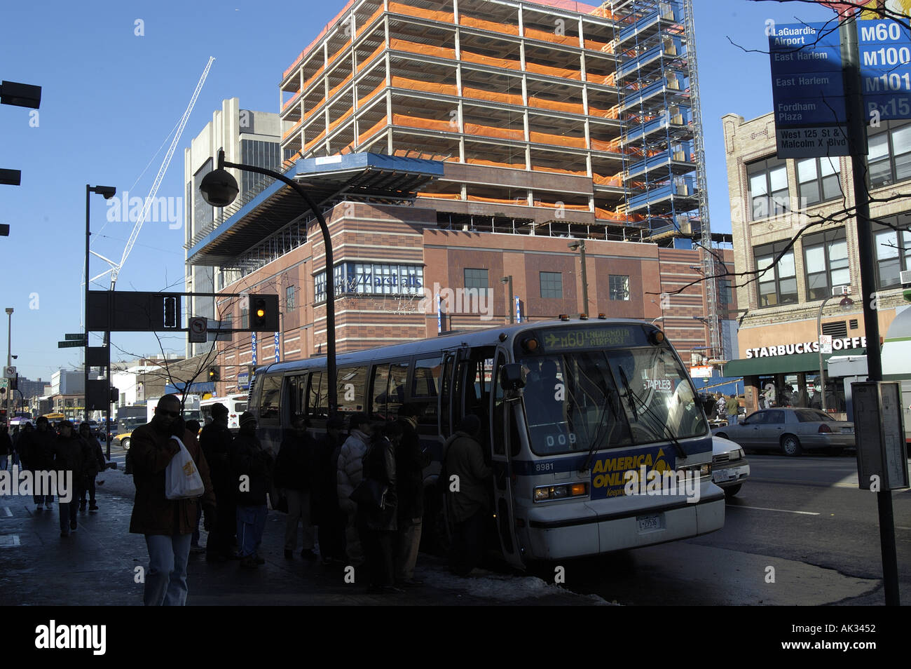 Harlem street signs hi-res stock photography and images - Alamy