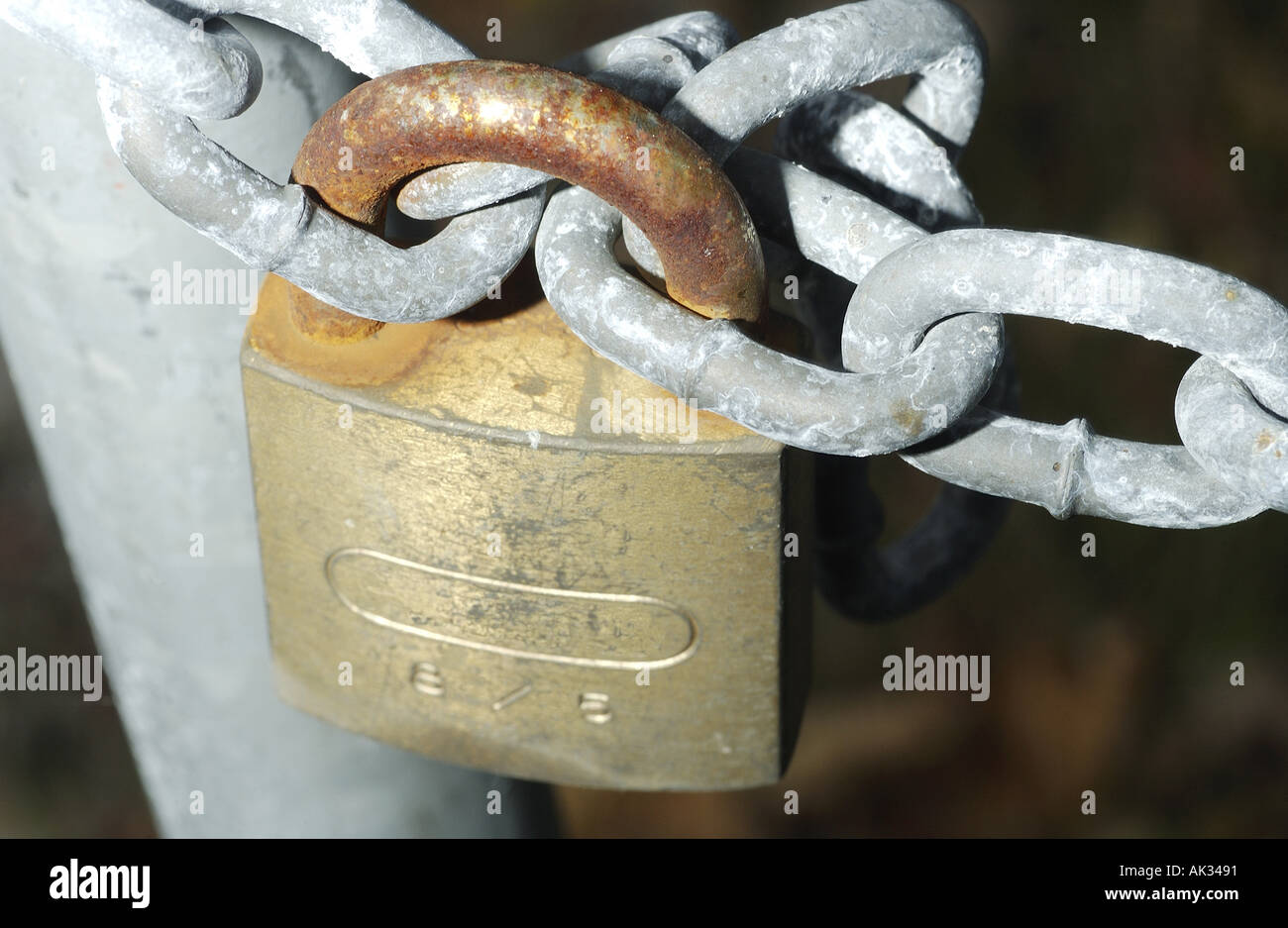 Rusty padlock and chain 1 Stock Photo - Alamy