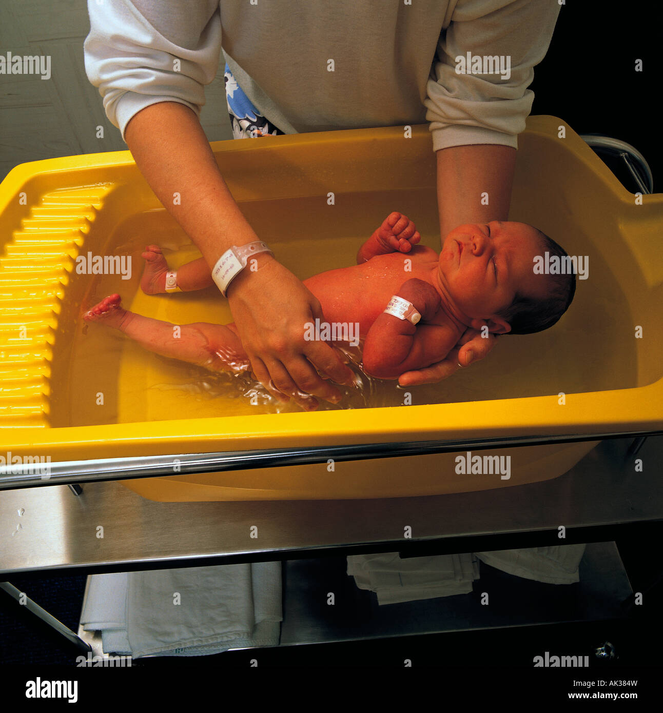 Nurse hospital bath hi-res stock photography and images - Alamy