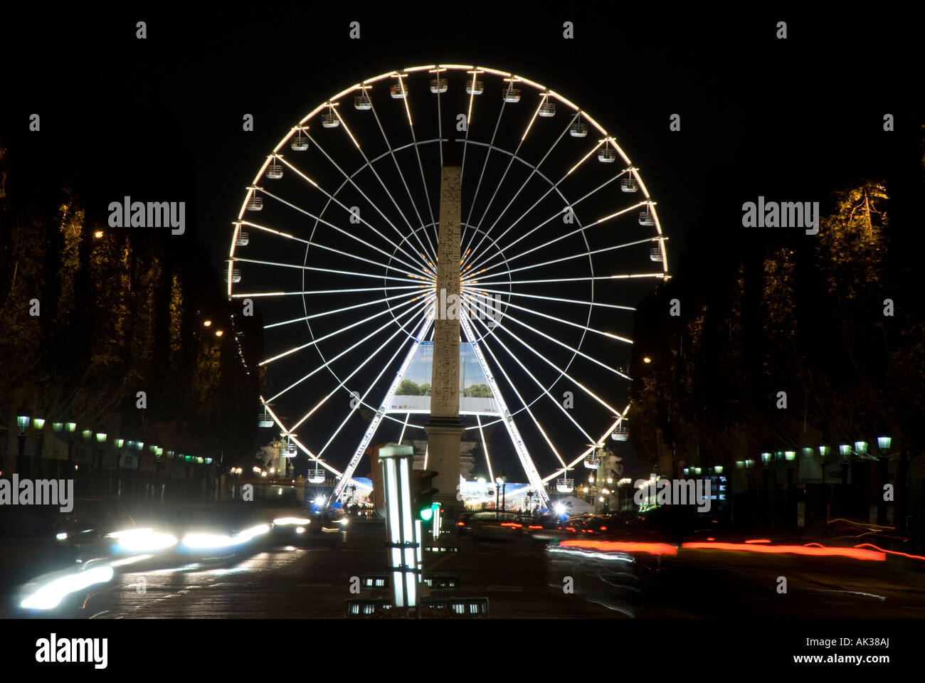 Wheel of paris hi-res stock photography and images - Alamy