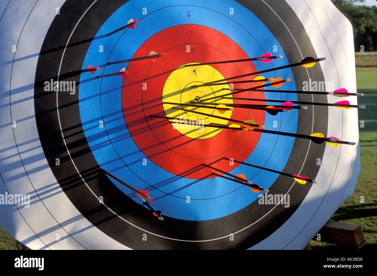 arrows shot at archery target Stock Photo - Alamy
