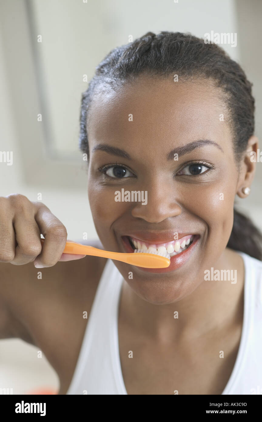 Beautiful brushing their teeth hi-res stock photography and images - Alamy
