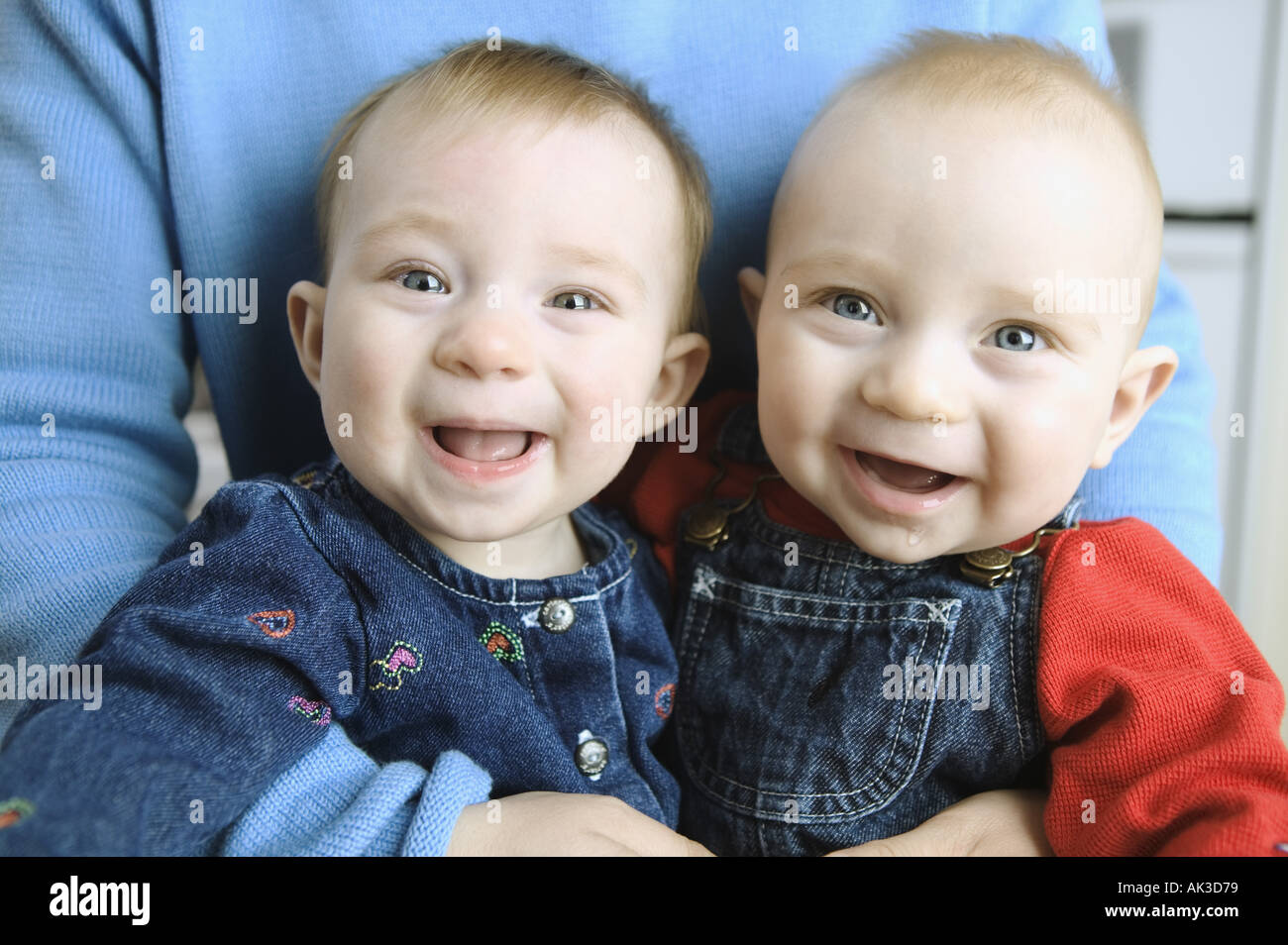 Identical twin kids hi-res stock photography and images - Alamy