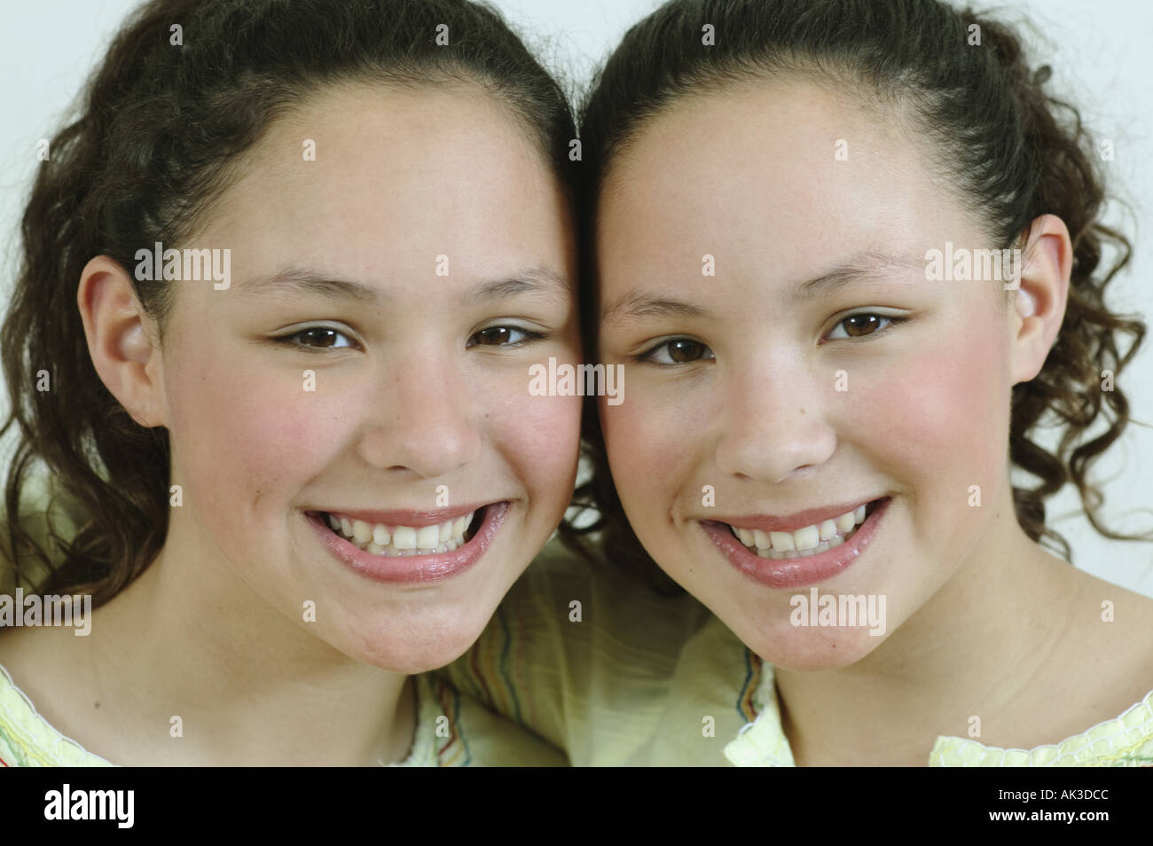 Identical twin girls teenagers hi-res stock photography and images - Alamy