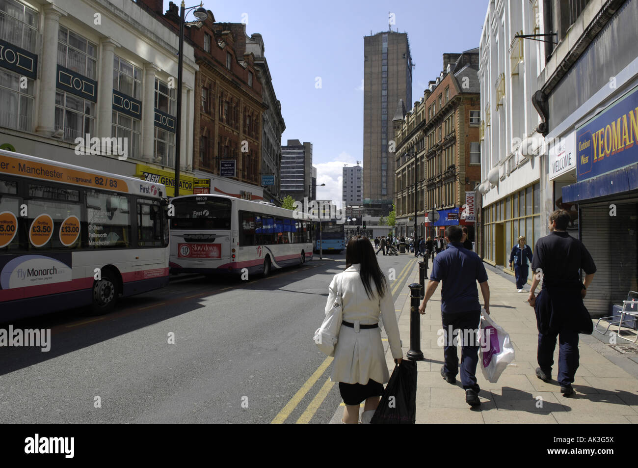 pedestrians buses oldham street manchester uk Stock Photo - Alamy