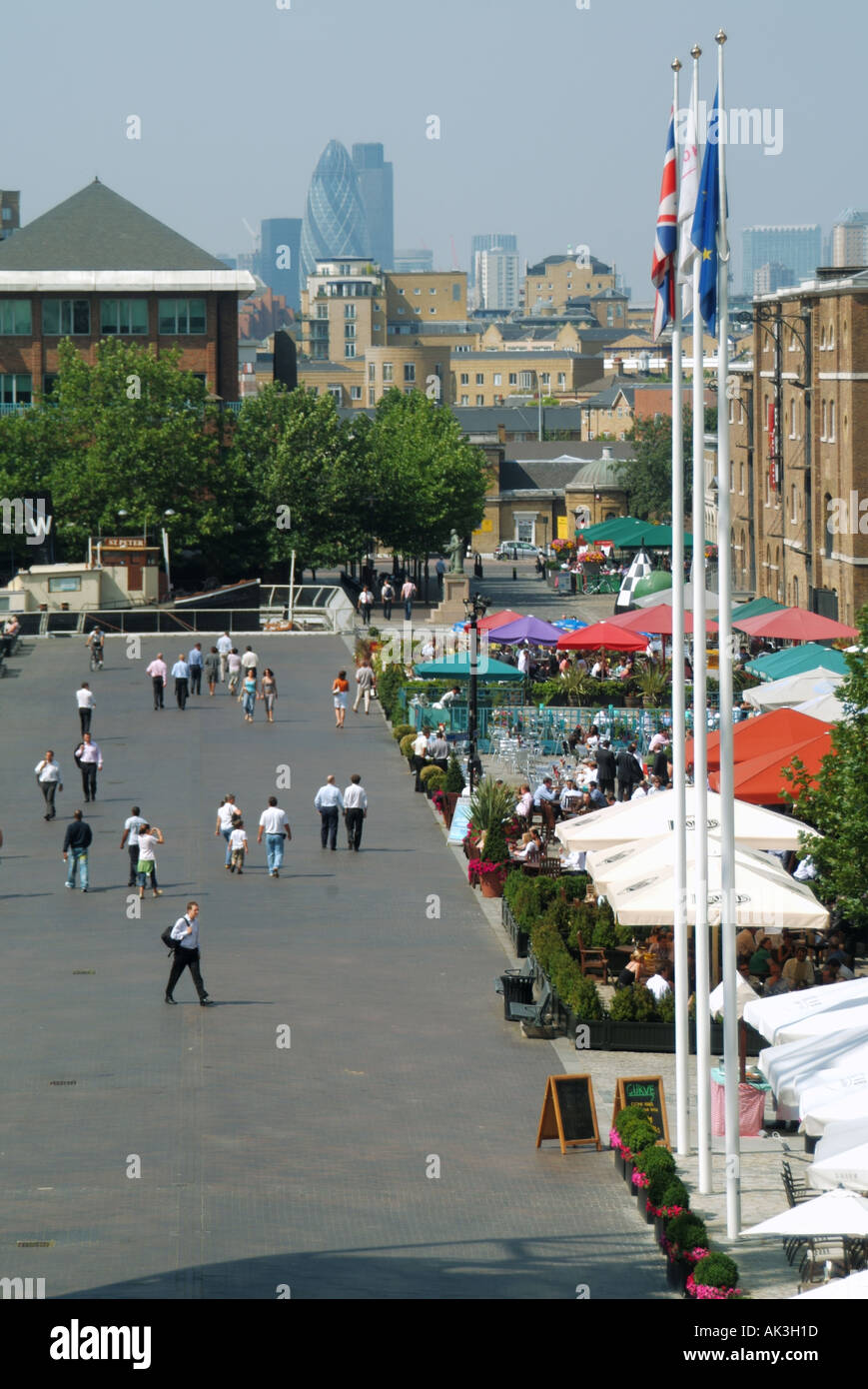 Canary Wharf area of Docklands dockside pavement bars and restaurants ...