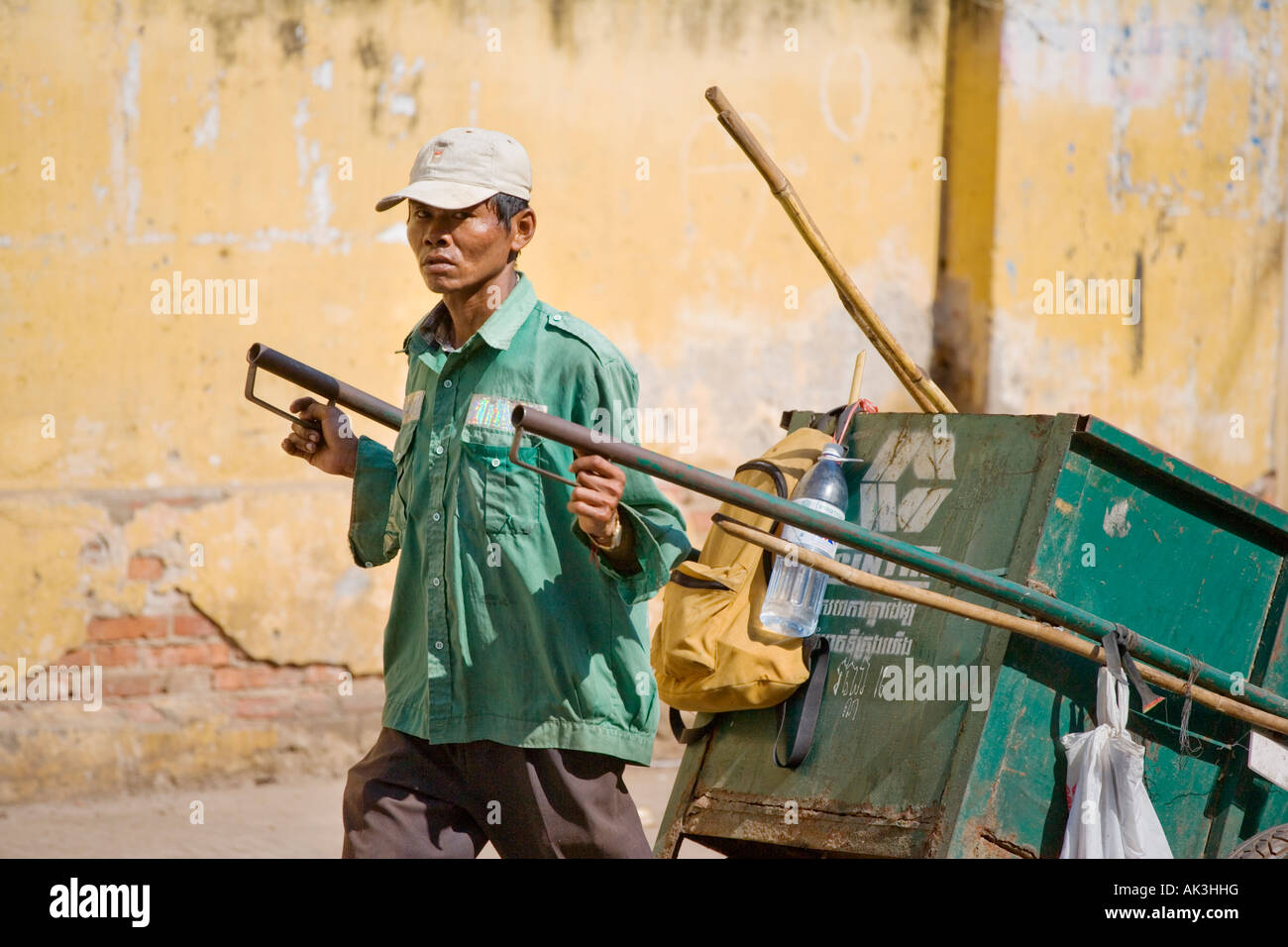 Man Pulling Cart , 3,061 Man Pulling Cart Stock Photos, Images ...
