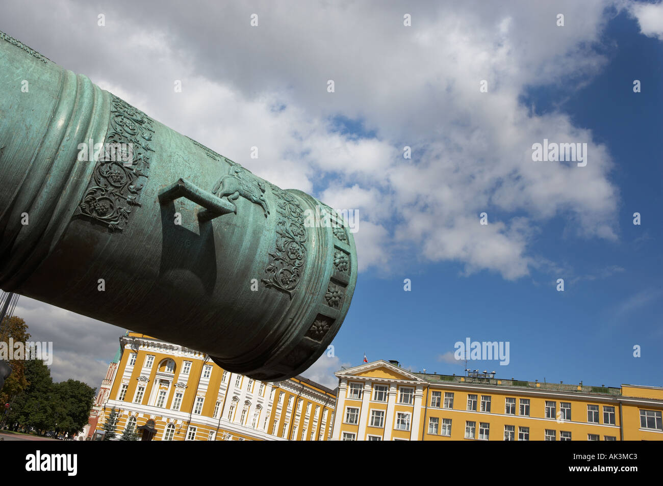 TSAR CANON KREMLIN MOSCOW RUSSIA 1586 WITH SENATE BUILDING ON LEFT AND ...