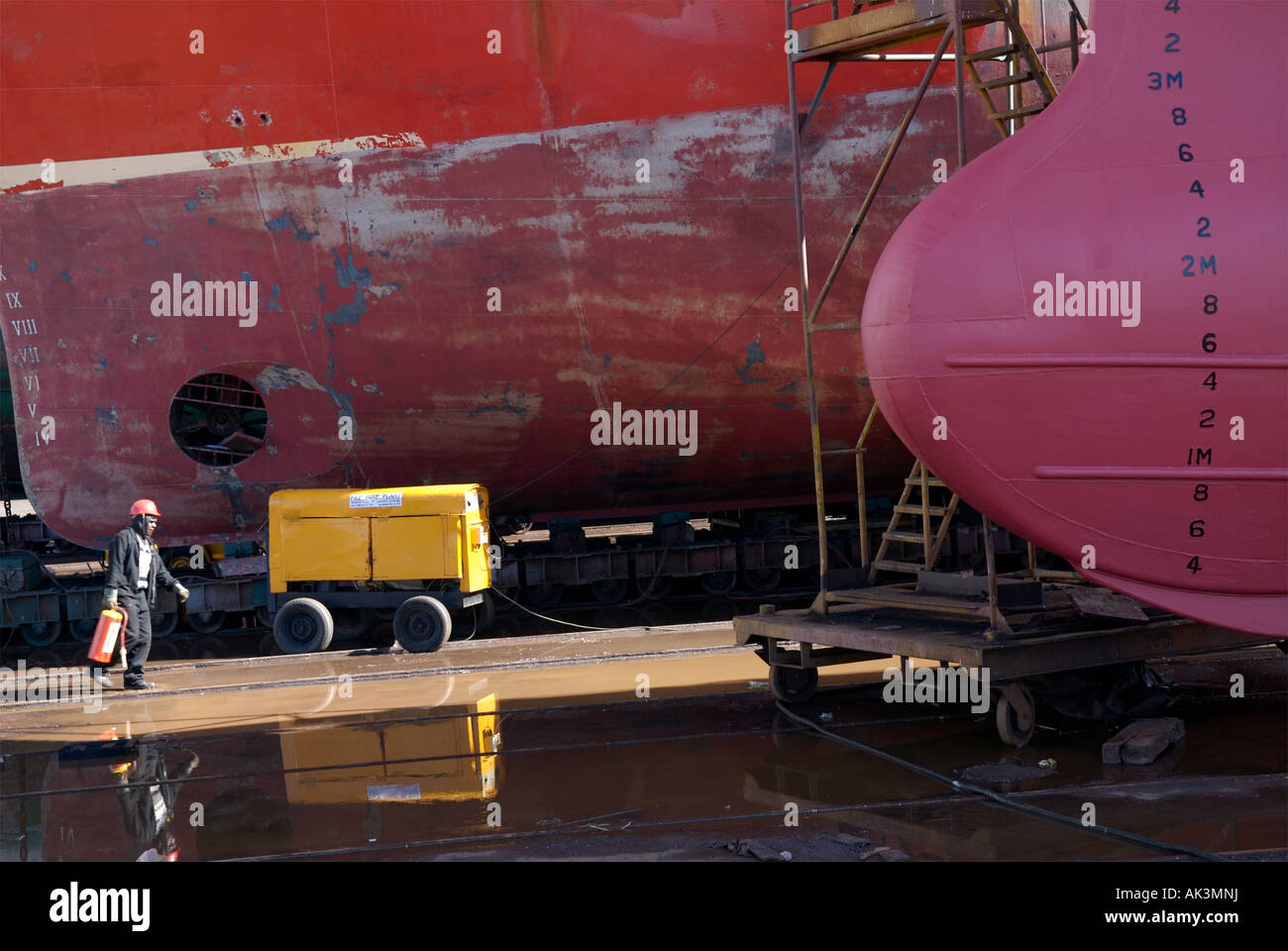 Shipyard labour hi-res stock photography and images - Alamy