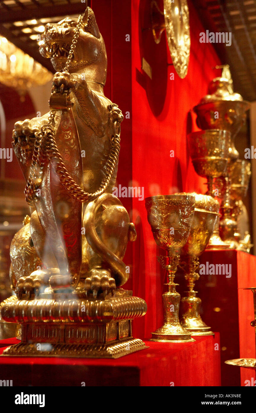 DISPLAY OF GOLD VASES AND STATUES IN KREMLIN MUSEUM MOSCOW RUSSIA Stock ...