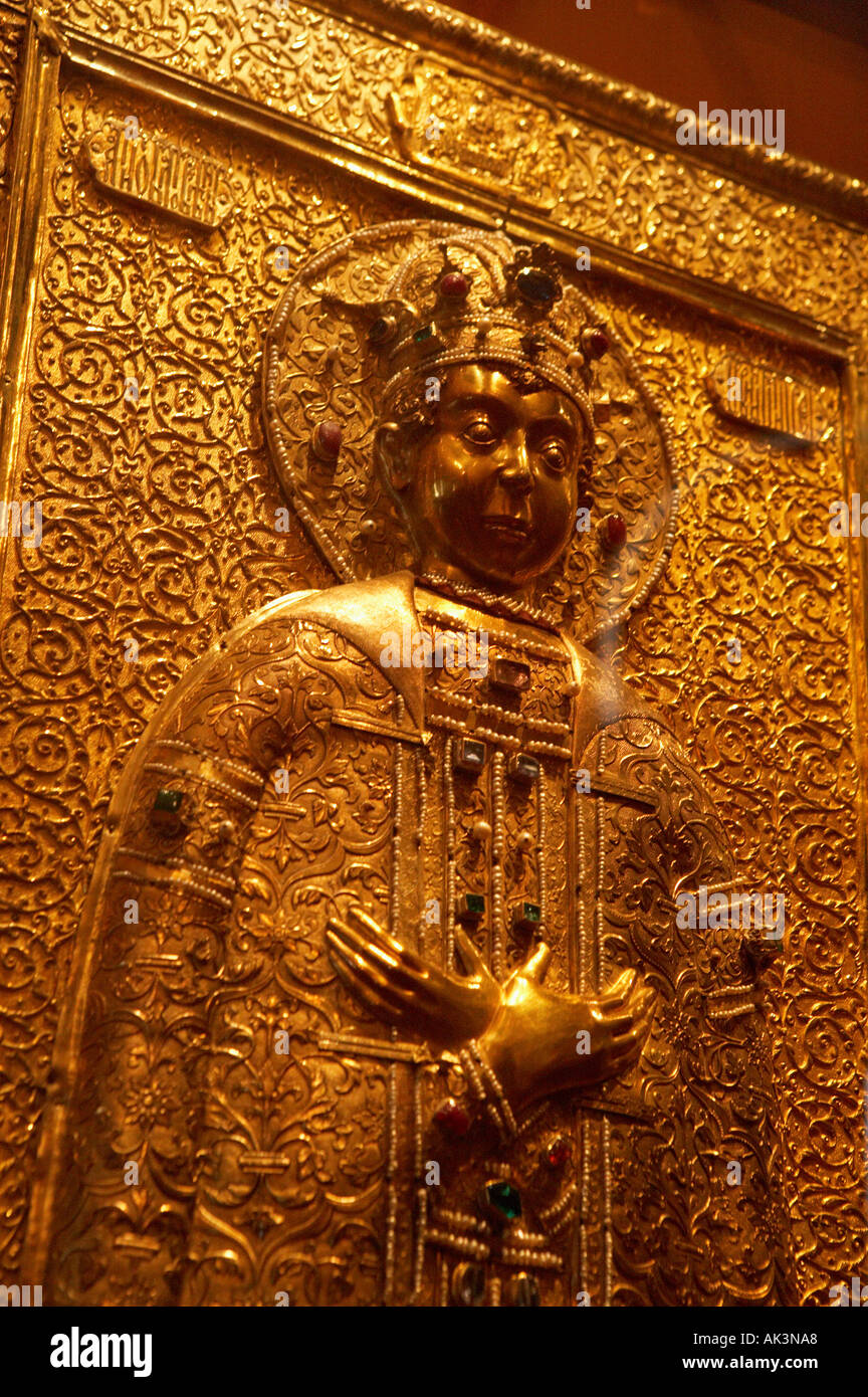 Gold figure hi-res stock photography and images - Alamy