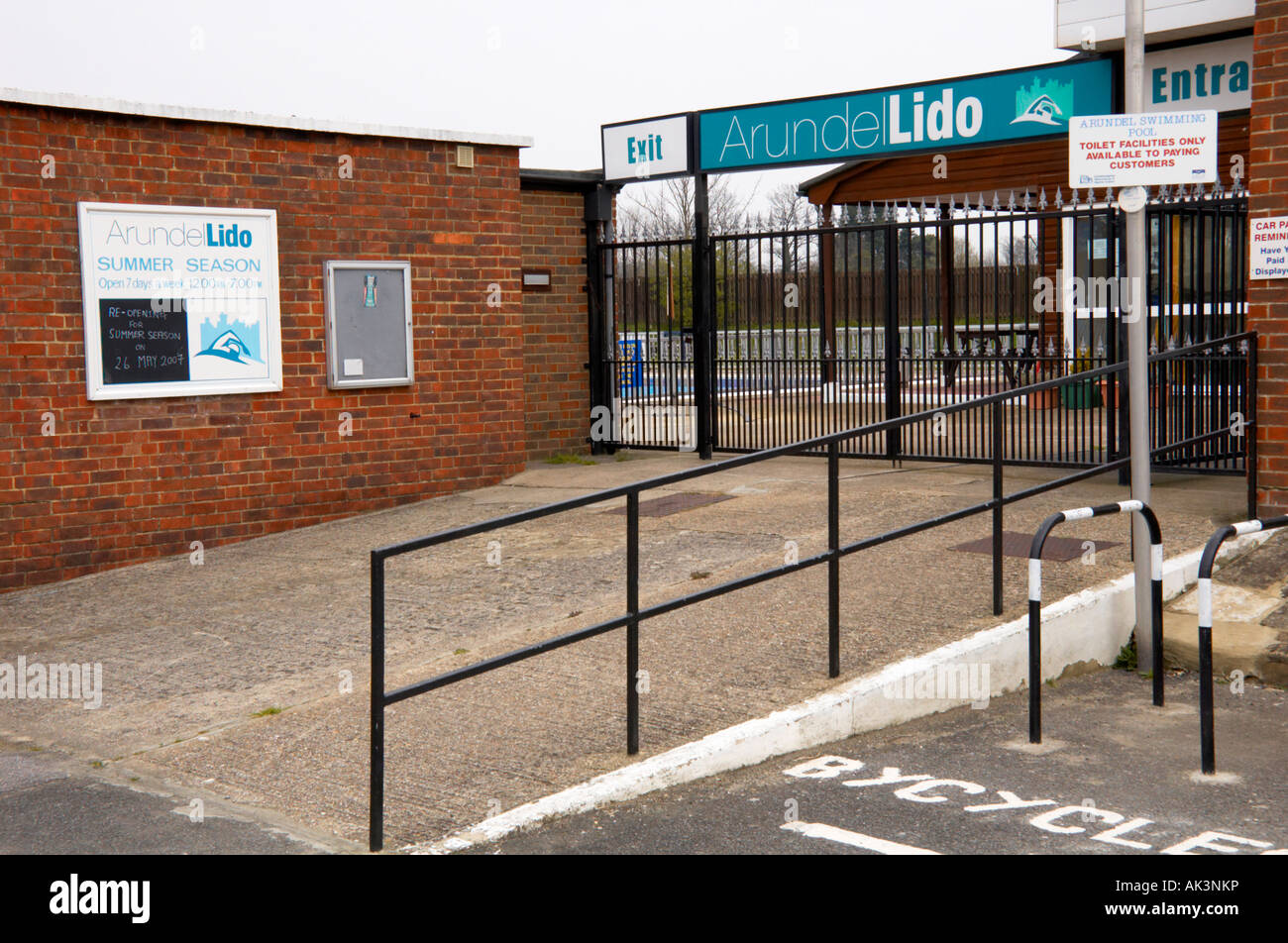 Pool lido sign hi-res stock photography and images - Alamy