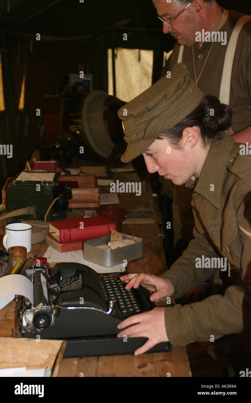 Woman typewriter vintage 1940s hi-res stock photography and images - Alamy