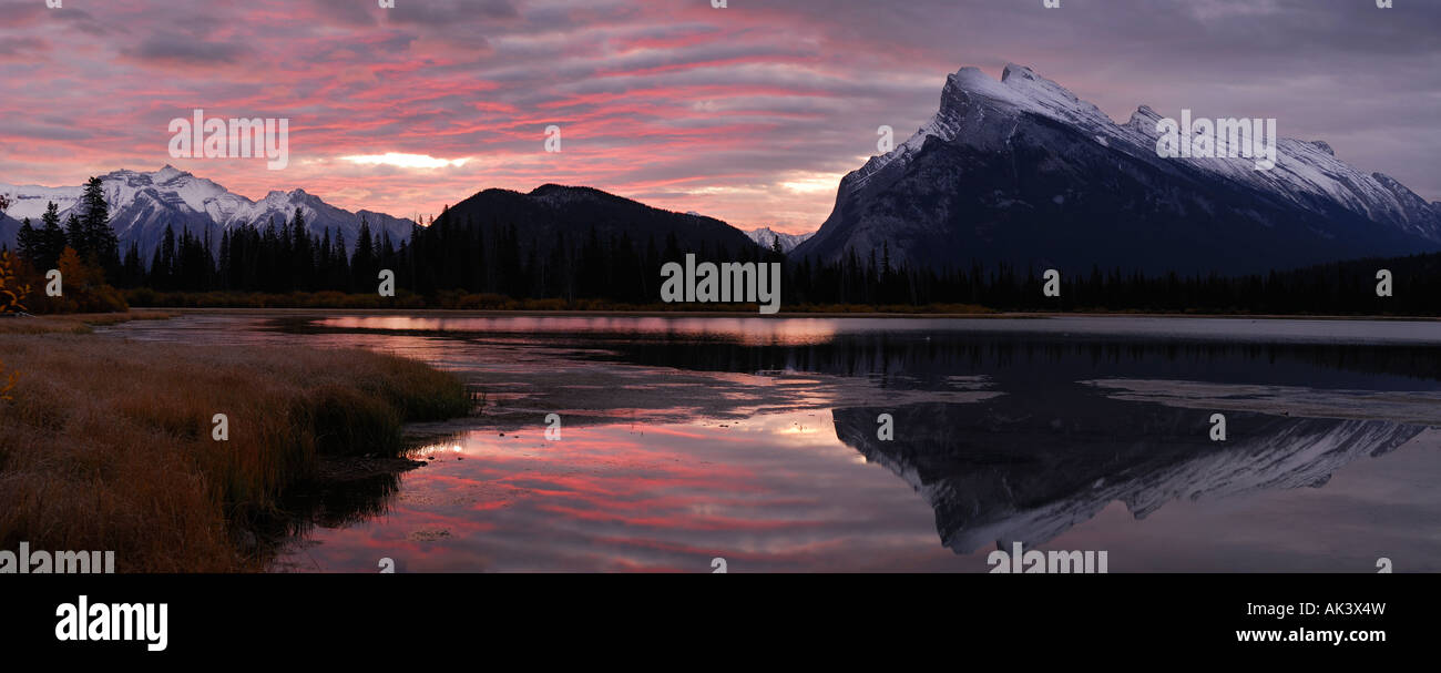 Sunrise on mount rundle hi-res stock photography and images - Alamy
