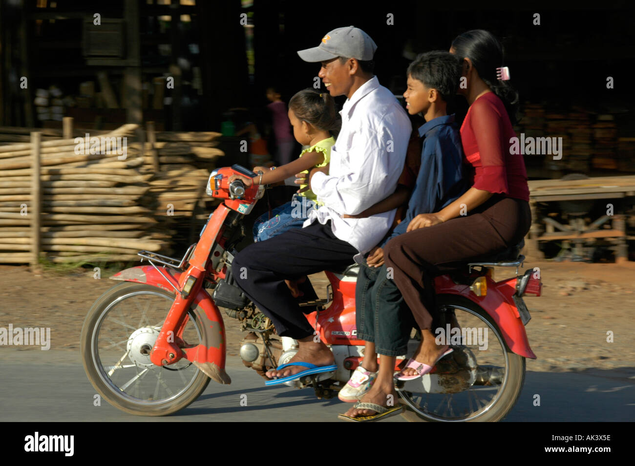 Mit fünf Menschen einer Familie überladenes Moped bei Phnom Penh ...