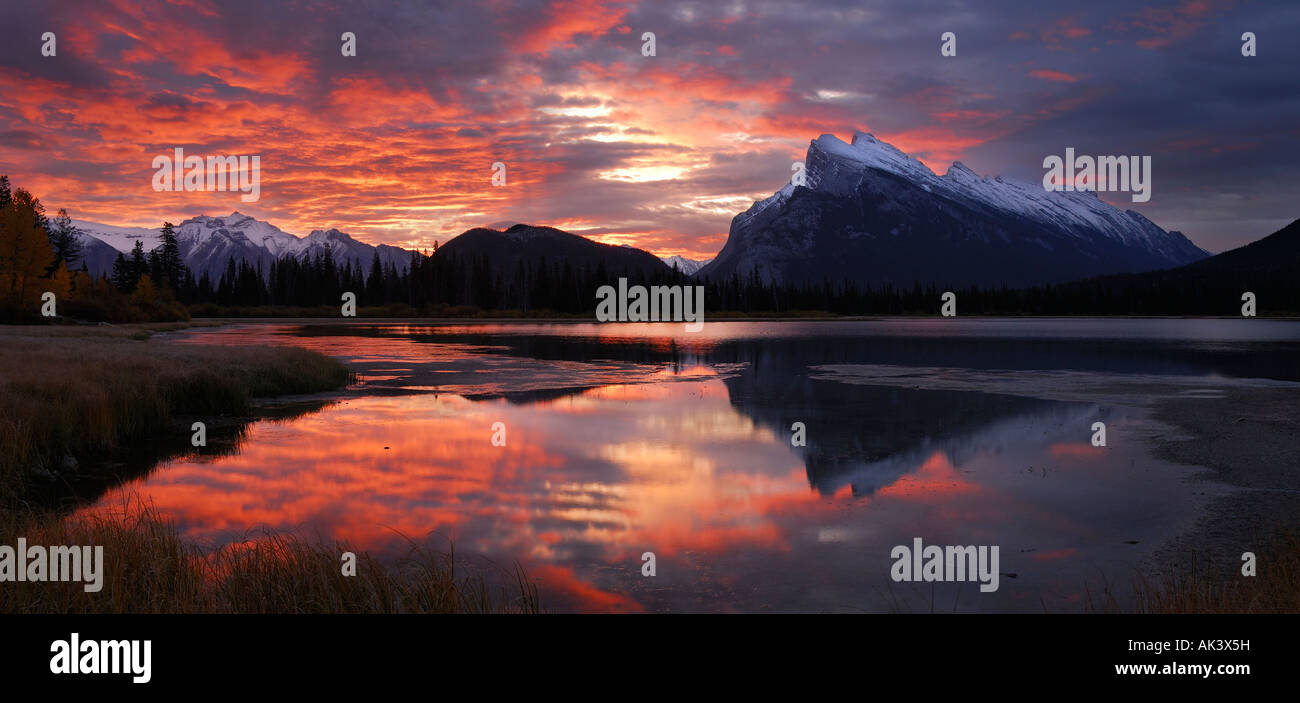 Sunrise on mount rundle hi-res stock photography and images - Alamy