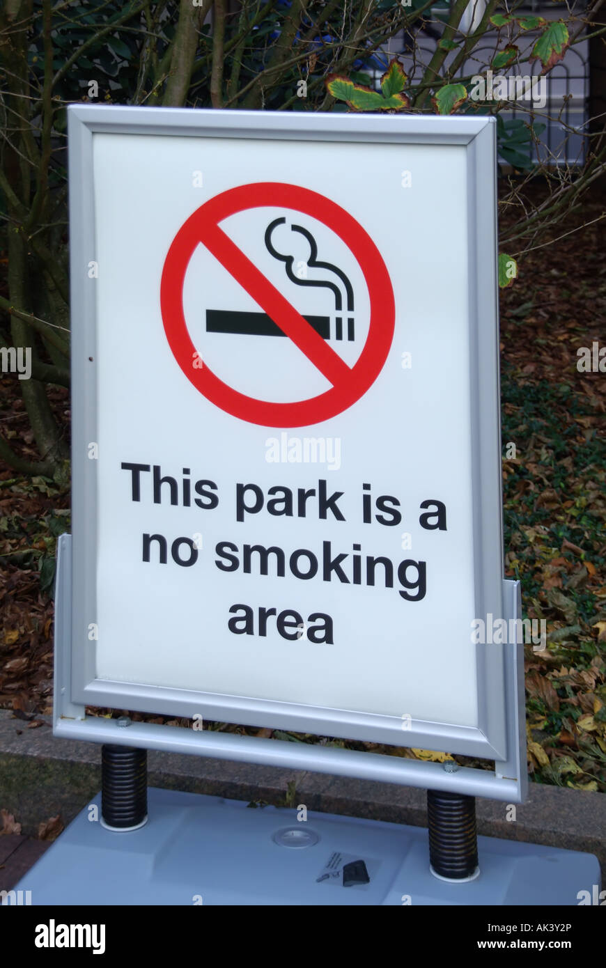 London sign this park is a no smoking area Stock Photo - Alamy