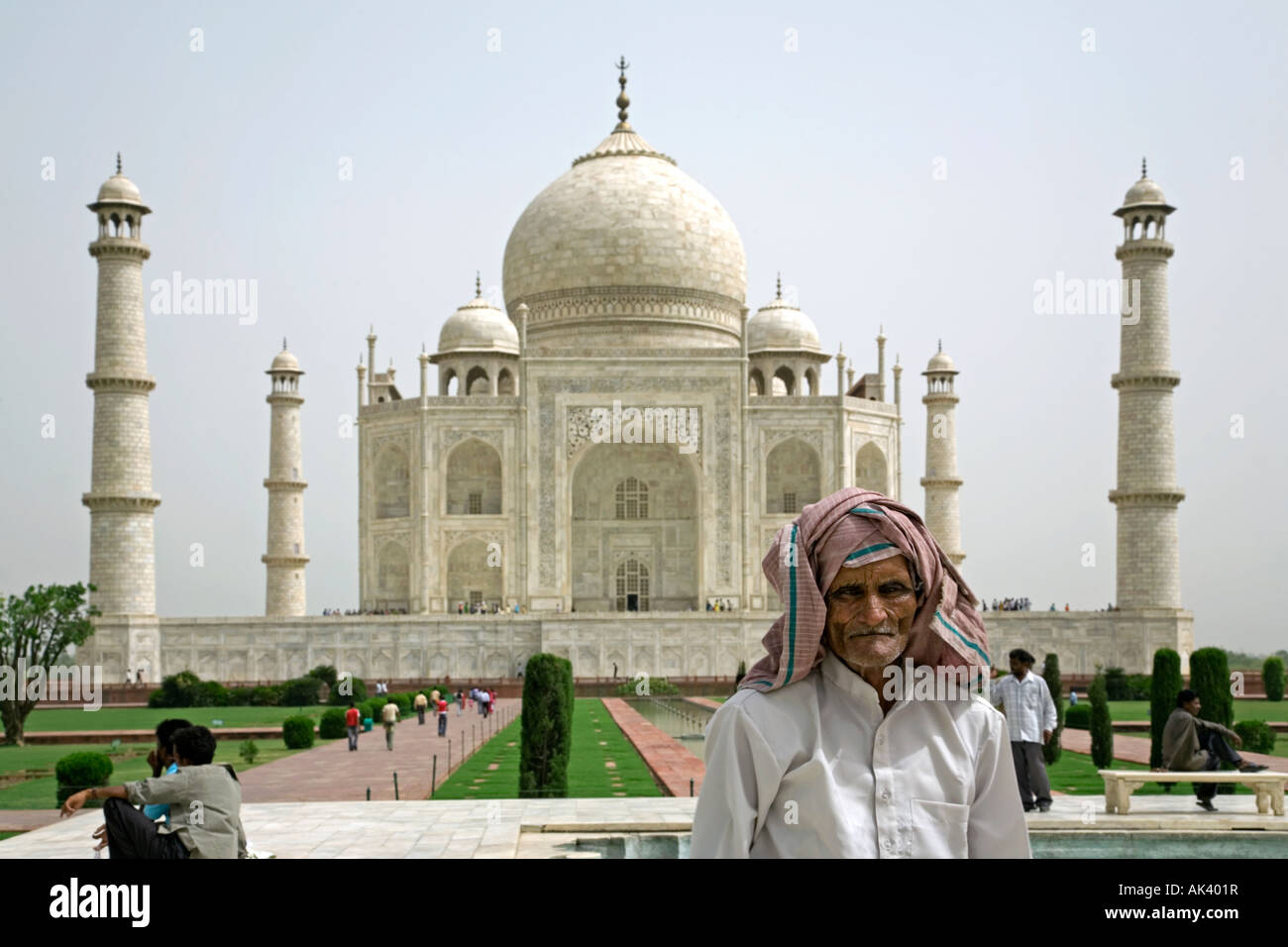 Taj mahal indian woman walking hi-res stock photography and images - Alamy
