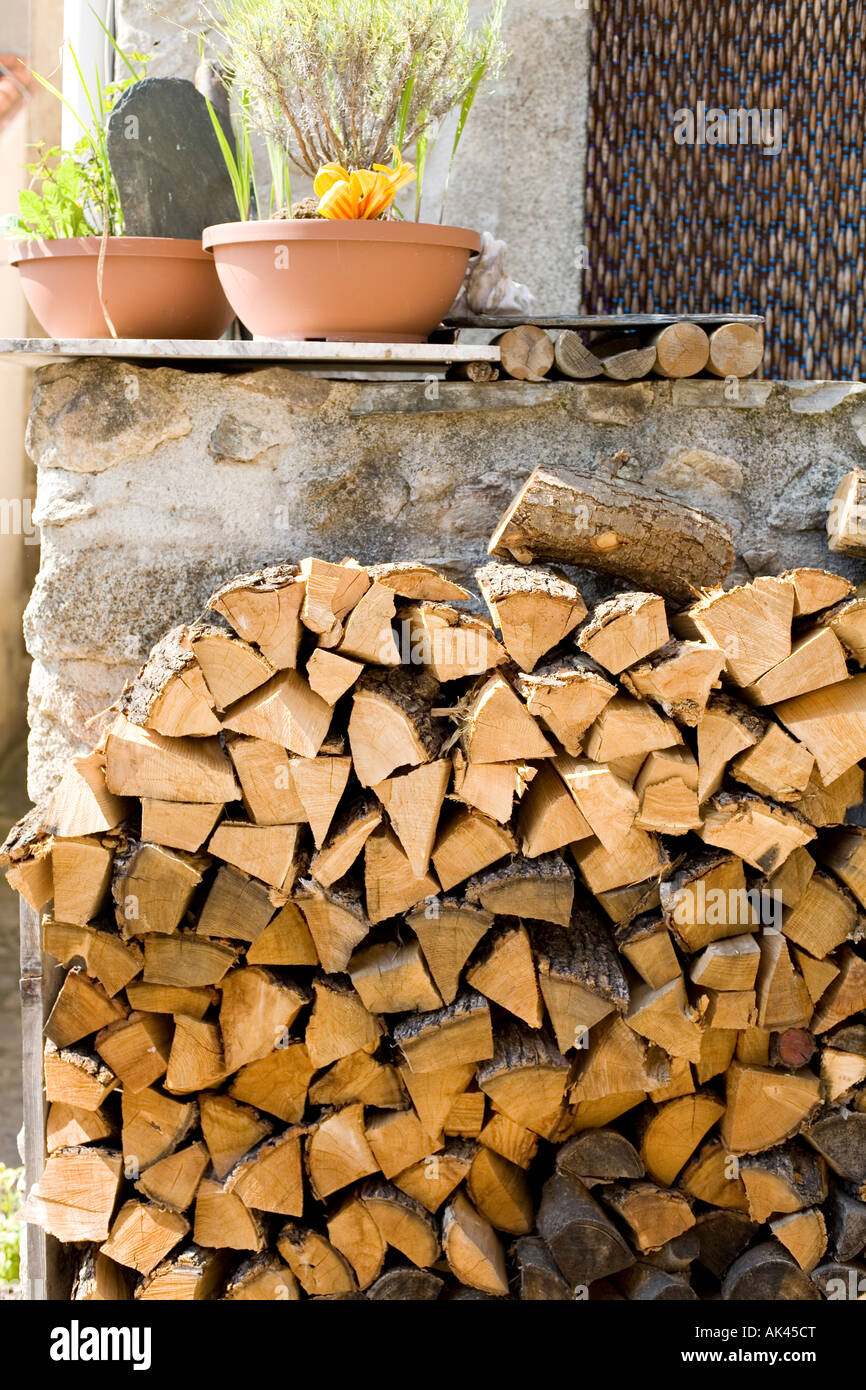 Logs and pots hi-res stock photography and images - Alamy
