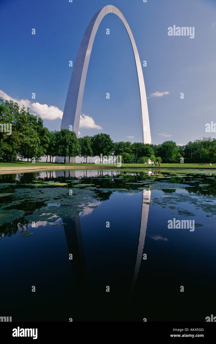 Gateway arch reflection in pond at Jefferson National Expansion ...