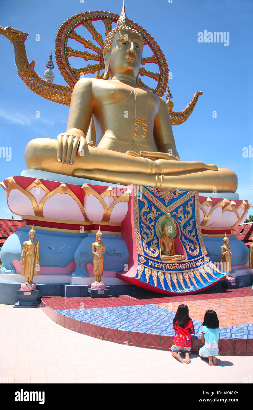 Young girls pray before the Big Buddha in Koh Samui Stock Photo - Alamy