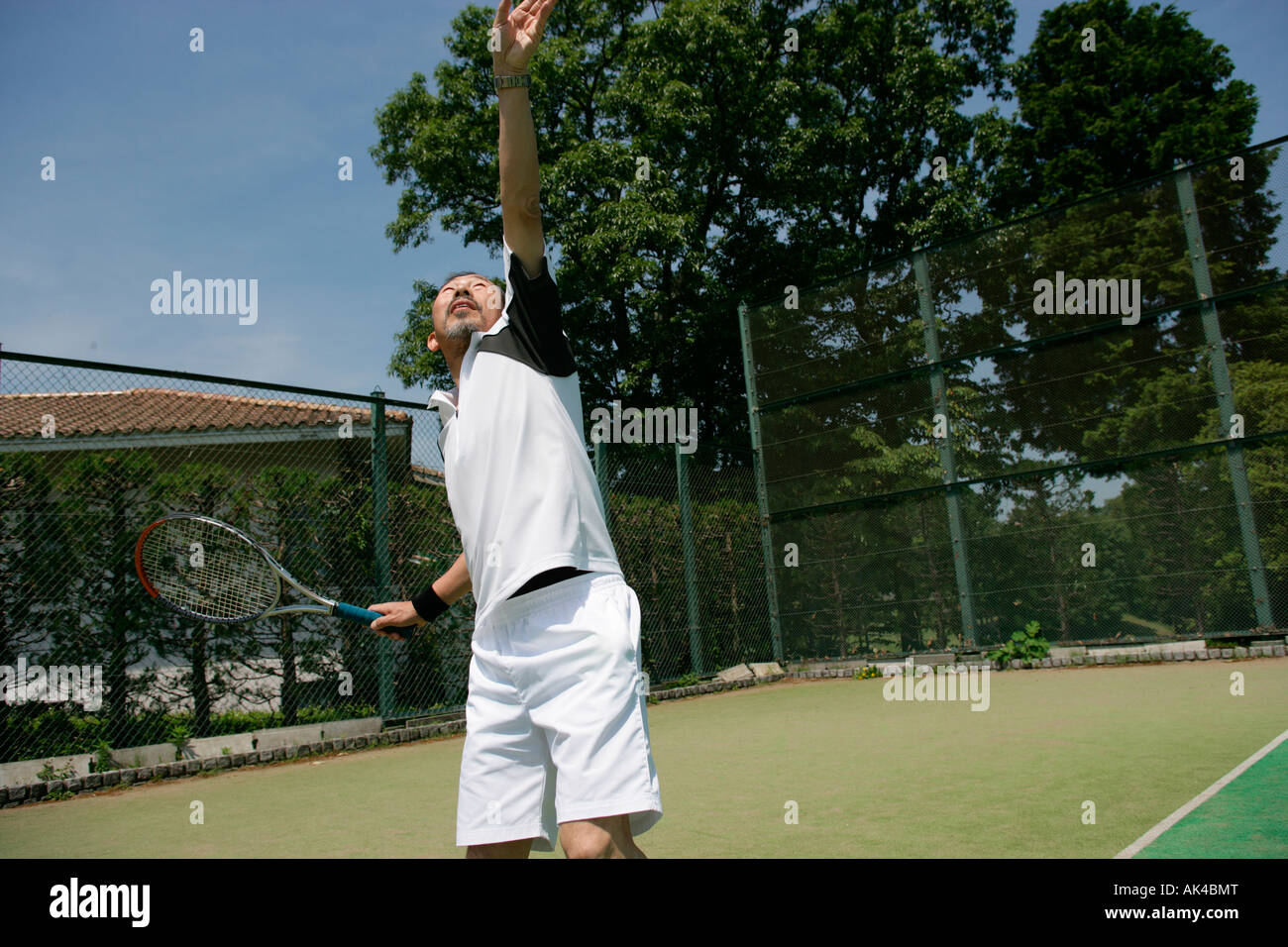 Tennis player about to serve Stock Photo - Alamy