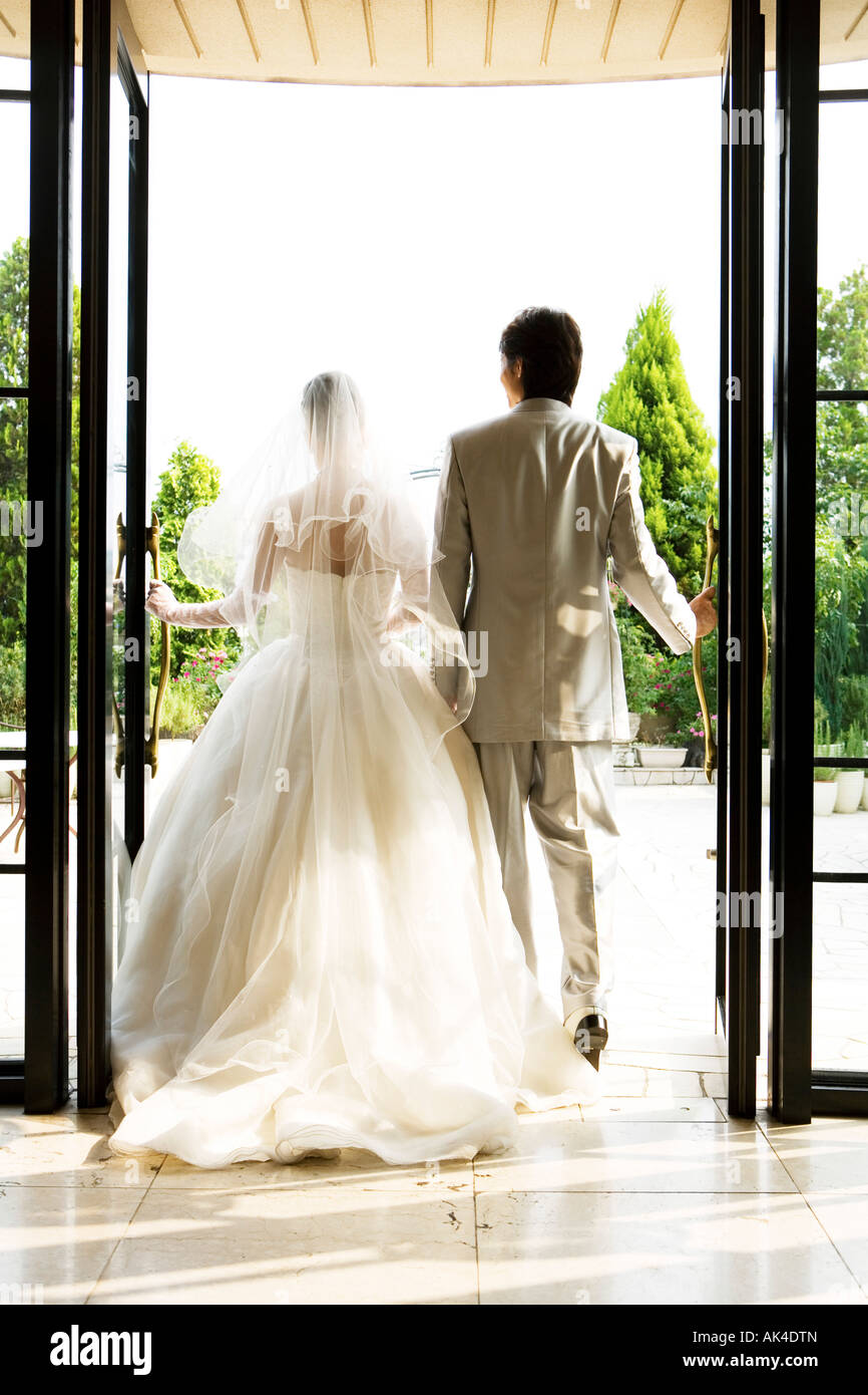 Portrait of bride and groom, rear view Stock Photo - Alamy