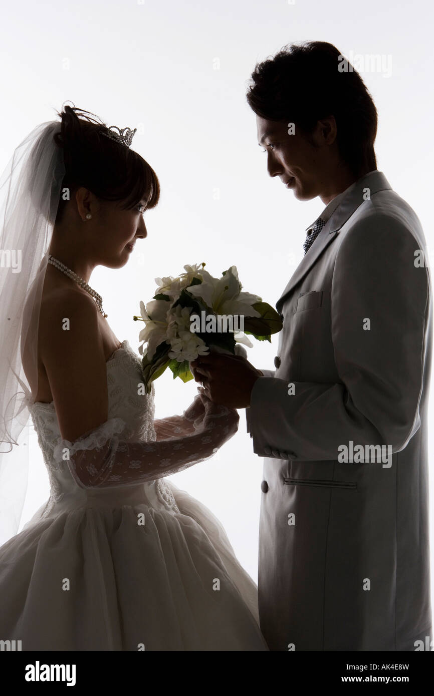Side profile bride holding bouquet hi-res stock photography and images ...