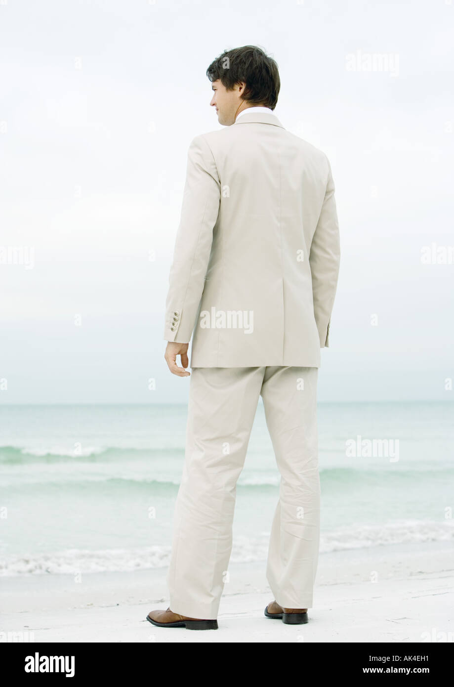 Back view man facing ocean hi-res stock photography and images - Alamy