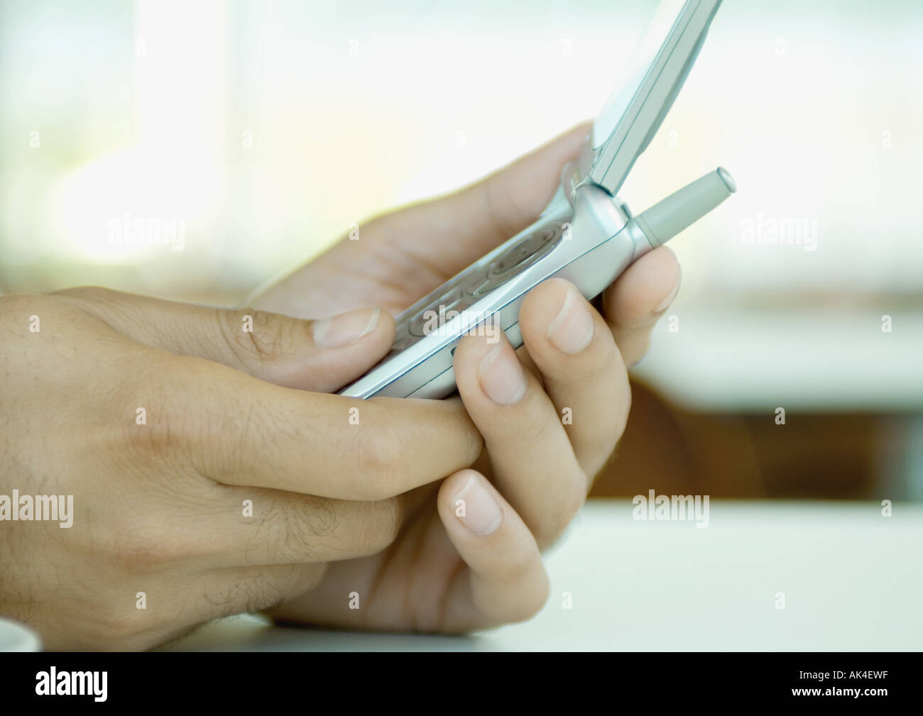 Hand holding flip phone hi-res stock photography and images - Alamy