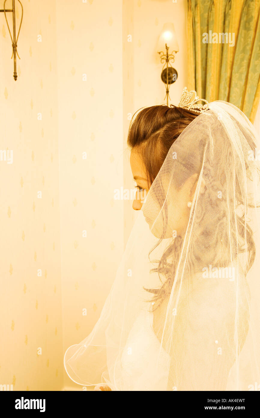 Bride japanese wedding veil hi-res stock photography and images - Alamy