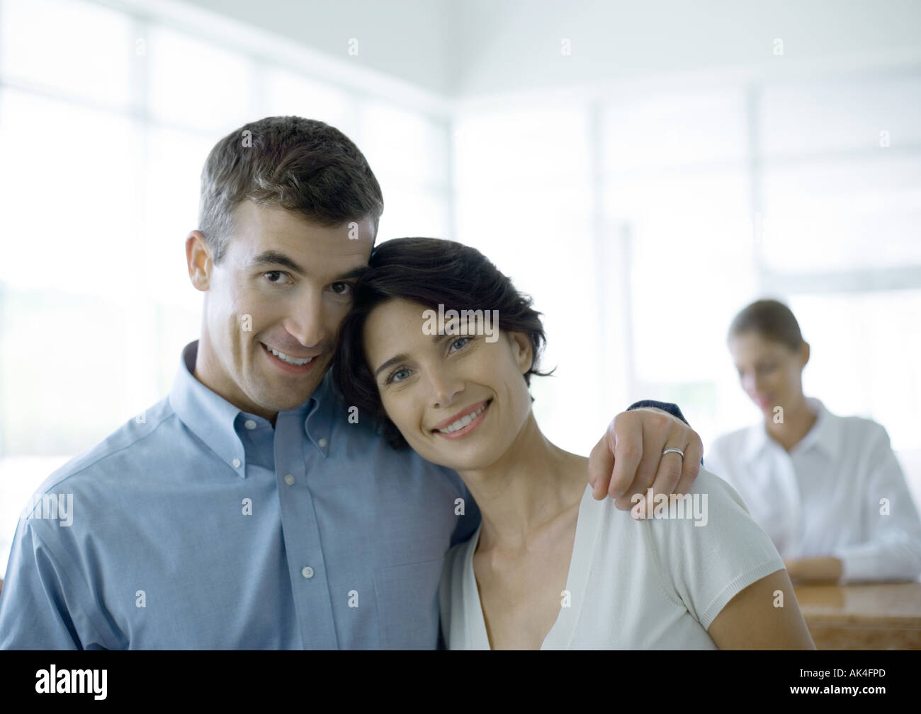 Putting arm around shoulders hi-res stock photography and images - Alamy